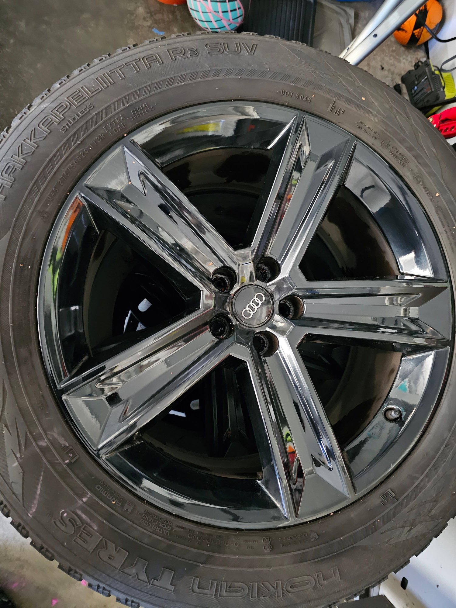Q7/Q8 Winter wheel/tires - Audi 20" wheels(x4) with Nokian Hakka R3 275 ...