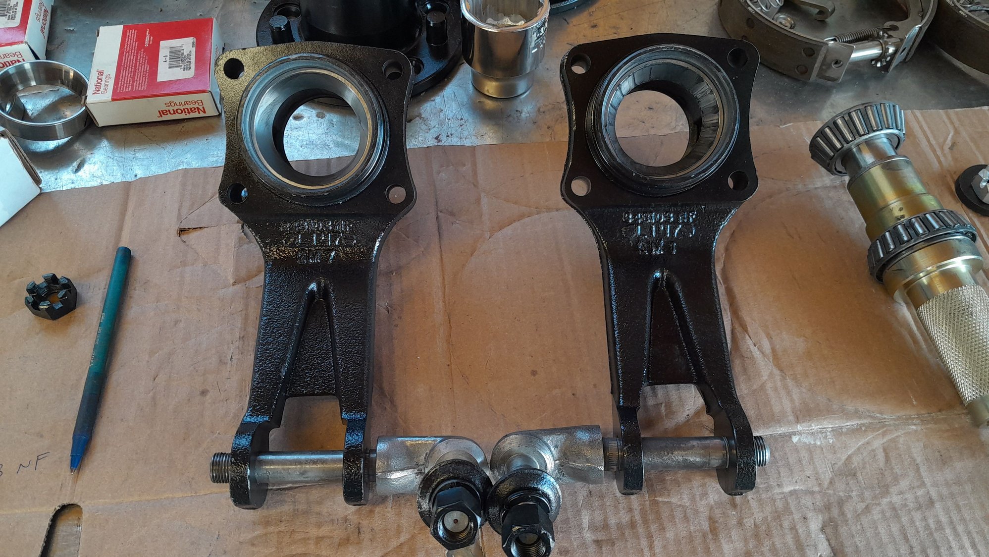 C2 Left and right rear spindle/bearing support with the same casting ...