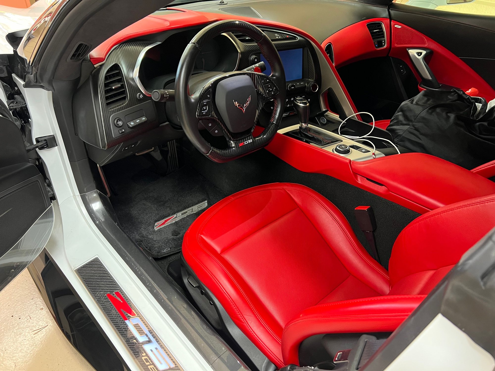 FS (For Sale) 16 c7 z06 Arctic White Red Interior a8 3lz 14k miles ...