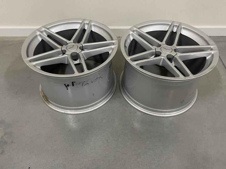 FS (For Sale) Silver C6 Z06 OEM Wheels, 18/19" - w/Center Caps ...