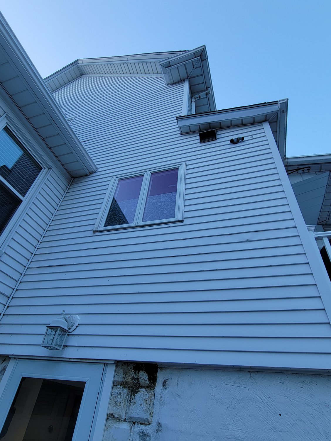 moisture underneath aluminum siding into door frame - DoItYourself.com ...