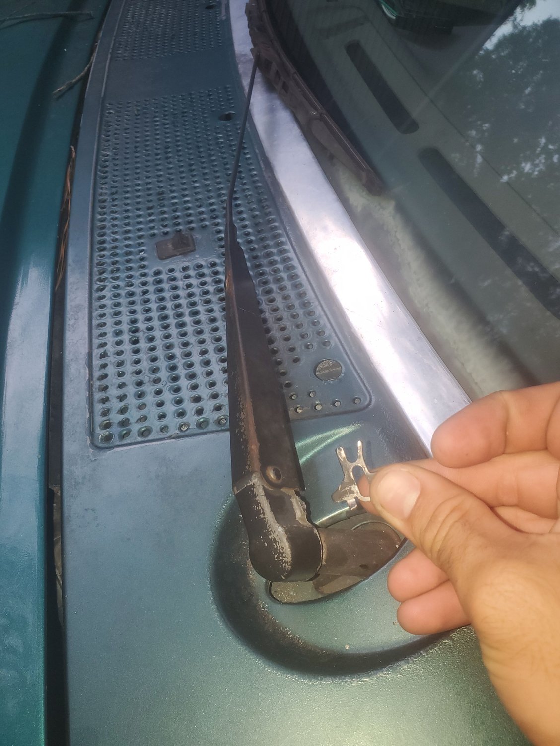 Wiper blade arm clip stuck - Ford F150 Forum - Community of Ford Truck Fans